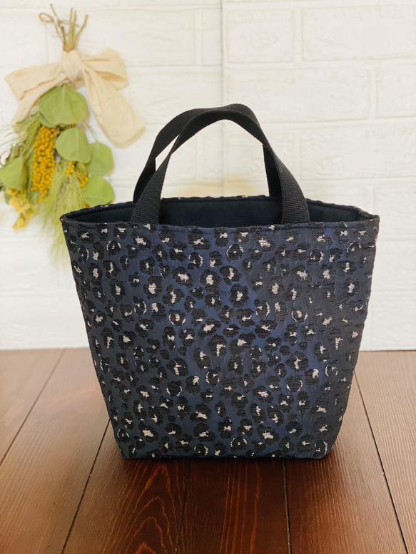 イタリア生地☆ジャガード・レオパード柄ネイビー☆マチたっぷりトートバッグ♪ トートバッグ SORRISO 通販｜Creema(クリーマ ...