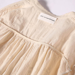 着こなしを愉しむ 刺繍生地 ヨーク切り替えギャザーシャツブラウス ベージュ 220203-3 シャツ fall-in&co(talent ...