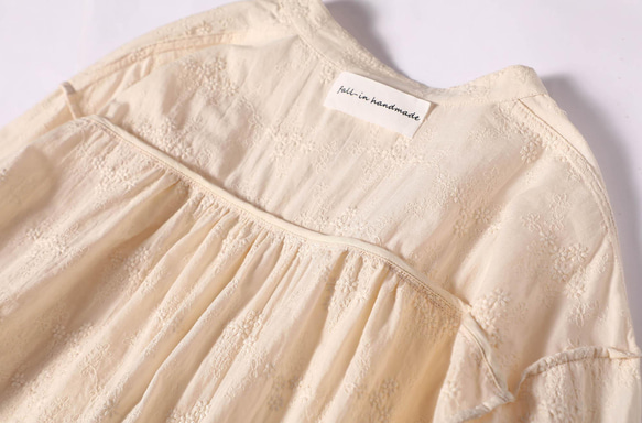 着こなしを愉しむ 刺繍生地 ヨーク切り替えギャザーシャツブラウス ベージュ 220203-3 シャツ fall-in&co(talent ...