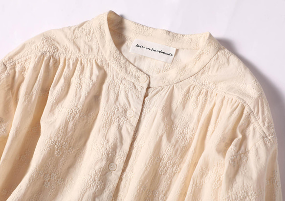 着こなしを愉しむ 刺繍生地 ヨーク切り替えギャザーシャツブラウス ベージュ 220203-3 シャツ fall-in&co(talent ...