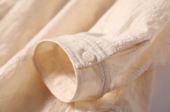 着こなしを愉しむ 刺繍生地 ヨーク切り替えギャザーシャツブラウス ベージュ 220203-3 シャツ fall-in&co(talent ...