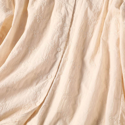 着こなしを愉しむ 刺繍生地 ヨーク切り替えギャザーシャツブラウス ベージュ 220203-3 シャツ fall-in&co(talent ...