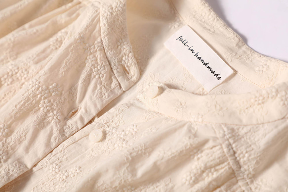 着こなしを愉しむ 刺繍生地 ヨーク切り替えギャザーシャツブラウス ベージュ 220203-3 シャツ fall-in&co(talent ...