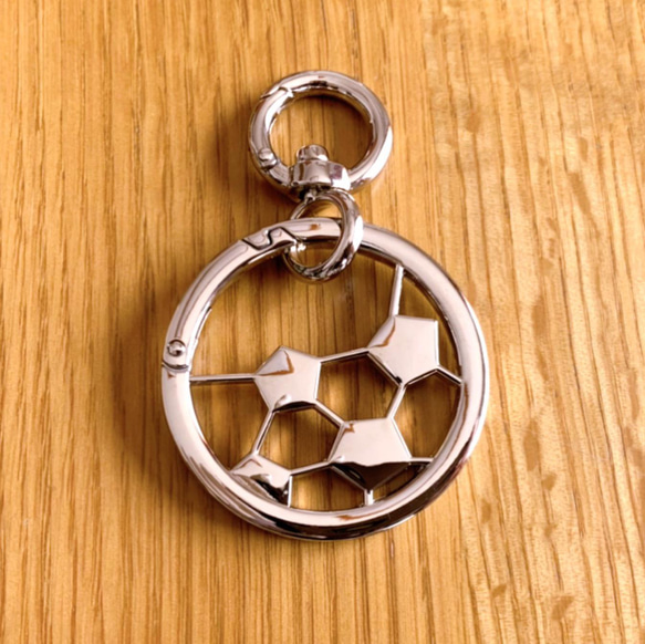 カラビナ スポーツデザイン☆サッカー☆ キーホルダー ナスカン小 キーリング 🦮ストラップとキーホルダーのお店🐈 通販｜Creema(クリーマ)