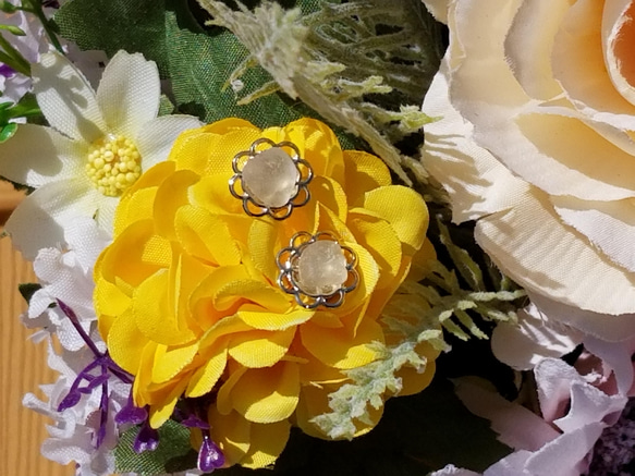 ニコグラスのピアス フラワー×シーグラス ニコラスホワイト ピアス（スタッド・一粒） nicho-glass 通販 13515297 ...