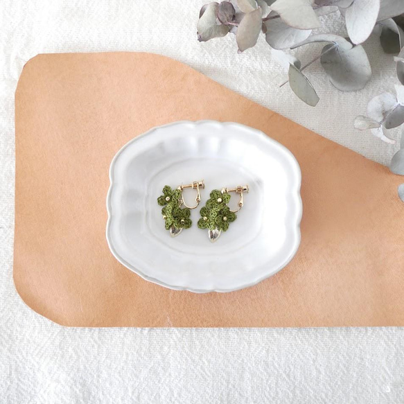 カーキ レース編み花とゴールドリーフの イヤリング・ピアス ピアス（フック・チェーン） natukasiya 通販｜Creema(クリーマ ...