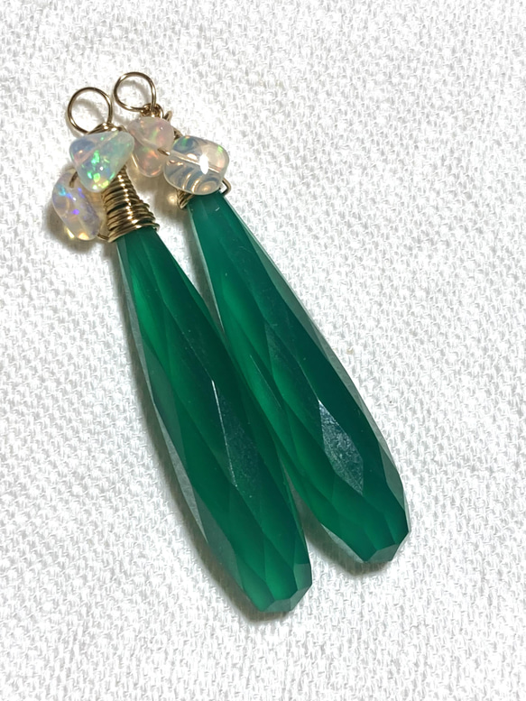 虹色 エチオピアンオパール グリーンオニキス ゆらゆらチャーム ピアス、イヤリングに 天然石 creema限定 ピアス（フック・チェーン ...