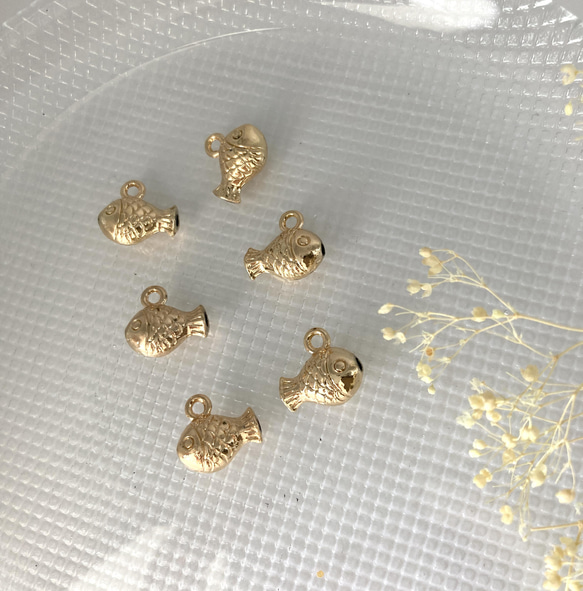 3点以上送料無料：丸くて小さな金魚チャーム：ゴールド：カン付き：通し穴もあり：合金製：6個 チャーム tokyo grace 通販 ...