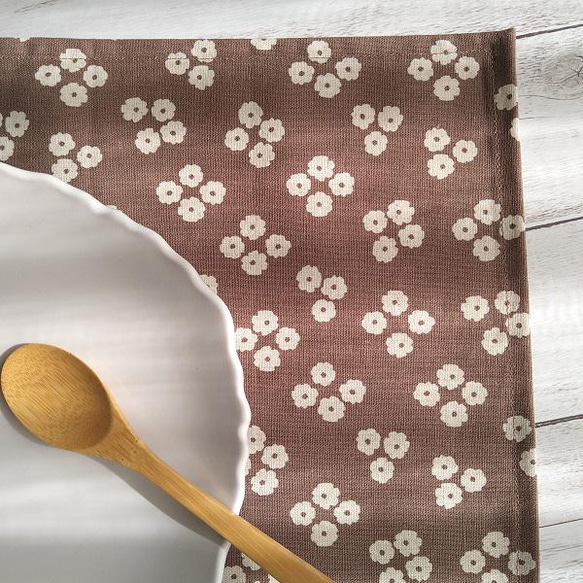 ランチョンマット2枚♪陽だまりモカ色 北欧小花柄 ランチョンマット 花るり 通販 13529874｜Creema(クリーマ)