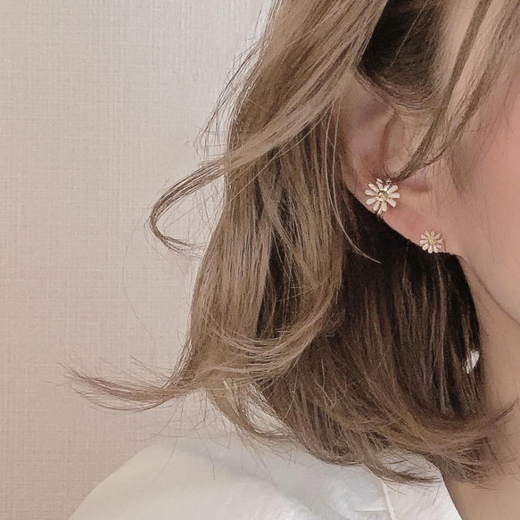 前後2way 白くかわいいデイジーピアス パールキャッチ付き 抗アレルギー ピアス（スタッド・一粒） MELEE 通販 13534318 ...