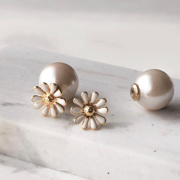 前後2way 白くかわいいデイジーピアス パールキャッチ付き 抗アレルギー ピアス（スタッド・一粒） MELEE 通販 13534318 ...
