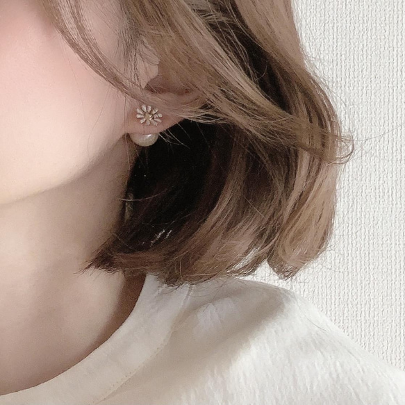 前後2way 白くかわいいデイジーピアス パールキャッチ付き 抗アレルギー ピアス（スタッド・一粒） MELEE 通販 13534318 ...
