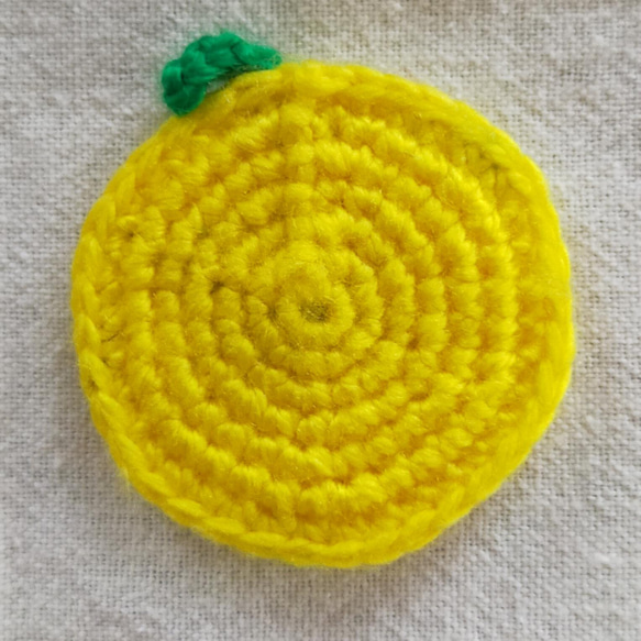 アクリルたわし 黄りんご コースター 毛糸 まり 通販 13534890｜Creema(クリーマ)