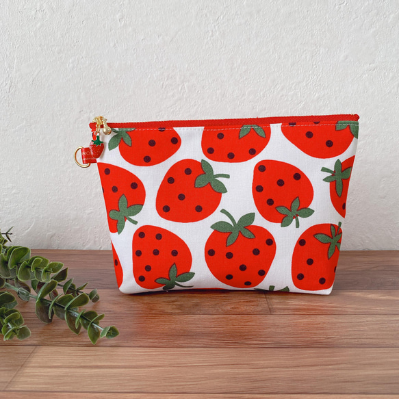 ラスト再販☆いちごチャーム付き♡表も裏もイチゴ柄♡大きめサイズ ︎マルチポーチ ︎生成り×赤いちご ポーチ KOKORON 通販｜Creema ...