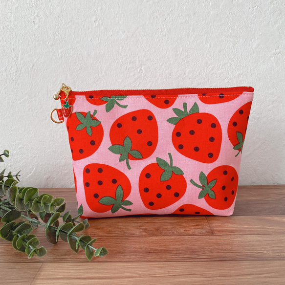 ラスト再販☆いちごチャーム付き♡表も裏もイチゴ柄♡大きめサイズ ︎マルチポーチ ︎ピンク×赤いちご ポーチ KOKORON 通販｜Creema ...