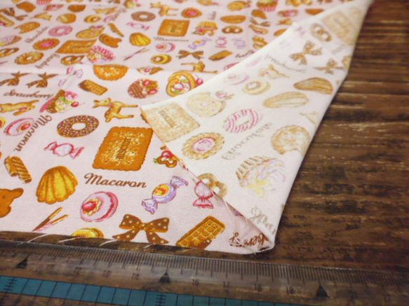 焼き菓子柄生地（シーチング）45cm×50cm 生地 natuko@(ssym)a 通販｜Creema(クリーマ) 13540013
