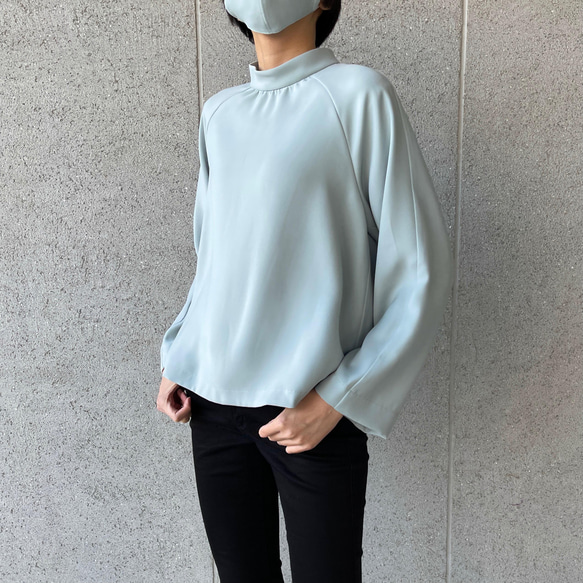 スモーキーなミントカラーのハイネックブラウス マットな質感のストレッチ二重織サテン ブラウス shibu 通販 13546591｜Creema ...