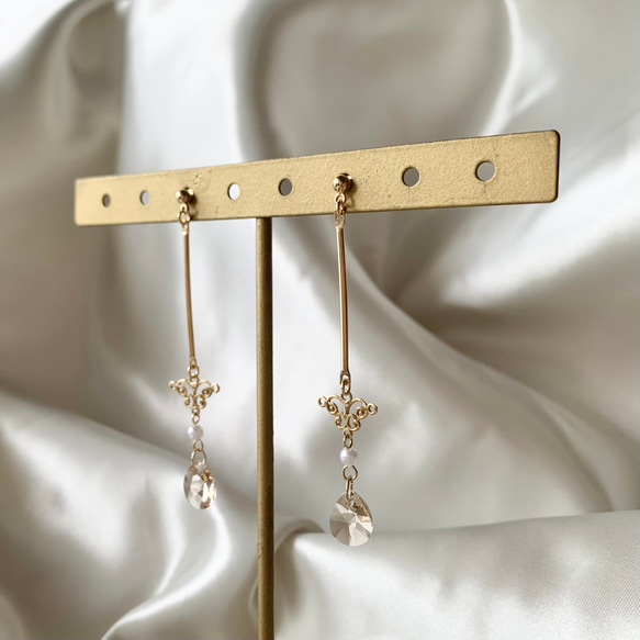 シャンパンベージュのガラスビーズと蝶が揺れるロングピアス ピアス（スタッド・一粒） un secret tiroir 通販 13547801 ...