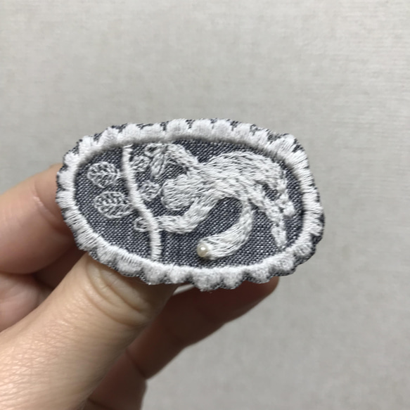 ジャングルレリーフブローチ〇ミナペルホネン ブローチ chaki 通販 13547815｜Creema(クリーマ)