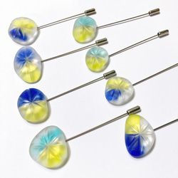 ＊ウクライナへ寄付＊チャリティー＊ガラスブローチ ブローチ 小さなガラス工房Story 通販 13548436｜Creema(クリーマ)