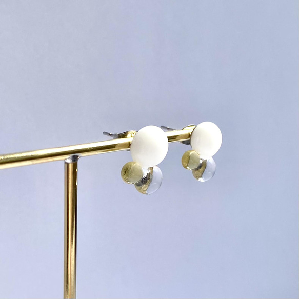 「雪解けとミモザのガラスのポストピアス 」サージカルステンレス アクセサリー ギフト ピアス（スタッド・一粒） h+ 通販｜Creema ...