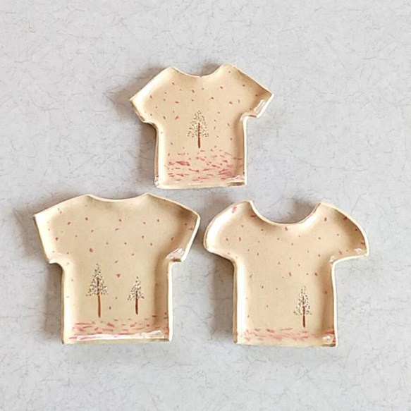 陶のお皿・アクセサリートレー【パパ・ママ・ボクのお揃いTシャツ～桜吹雪とレインボーツリー～】 小皿 陶芸幸房 ふたつの虹 通販 ...