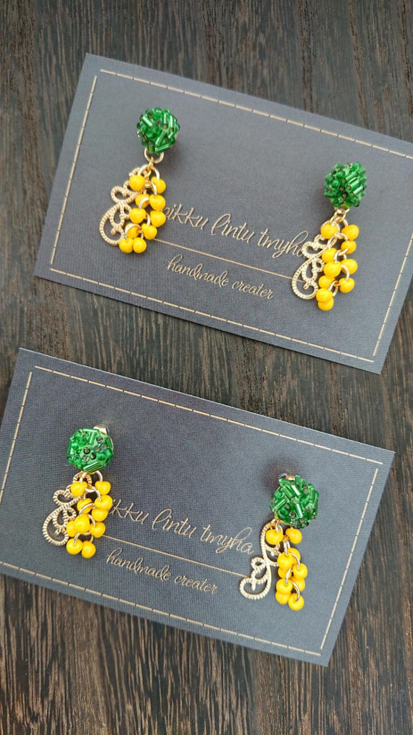 【ミモザ】春を感じるヴィンテージテイストピアス 小ぶり ゴールド系 黄色のつぶつぶ ガラスビーズ 緑 ピアス（スタッド・一粒） pikku ...