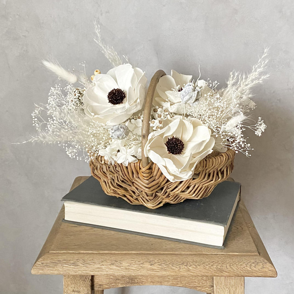アネモネとパームフラワーのドライフラワーバスケットアレンジメント ドライフラワー howdy flower 通販｜Creema(クリーマ)
