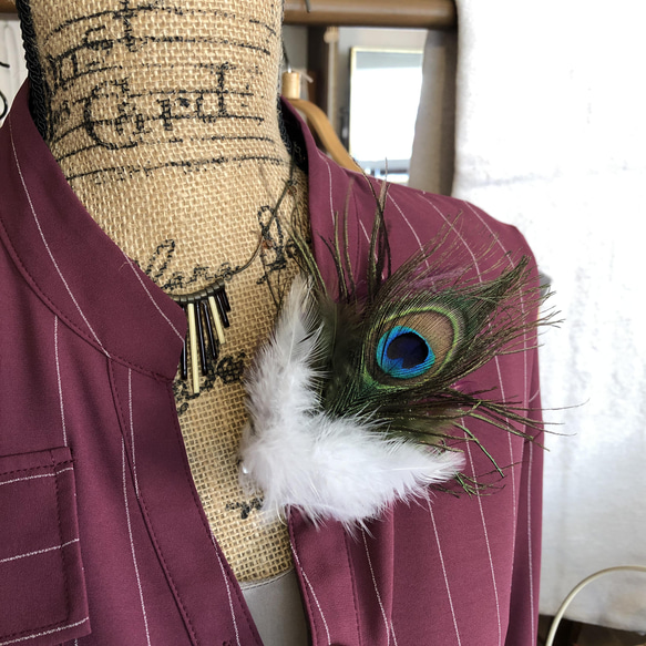 白いファーと孔雀の羽根の髪飾り&コサージュ ヘッドドレス 結婚式 卒業式 入学式 ウエディング ヘッドドレス（アクセサリー） f-Grace ...