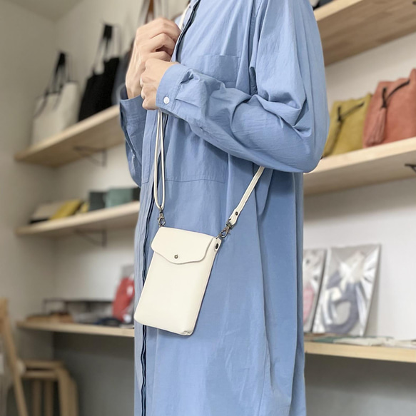 牛シュリンクレザーのスマホポシェット【オフホワイト】 ポシェット CHO 通販 13575870｜Creema(クリーマ)