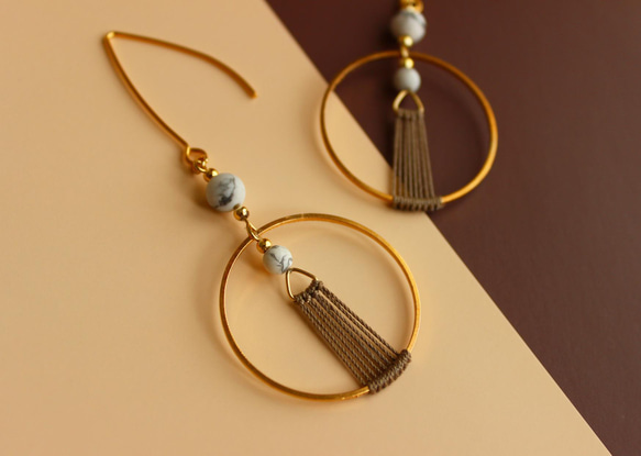 【金具ステンレス対応】サークルストーンマクラメピアス グレージュ ピアス（フック・チェーン） -scllage- 通販｜Creema(クリーマ ...