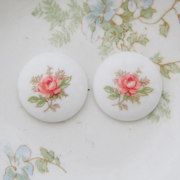 【1個】ヴィンテージガラス カメオ ピンクローズ 薔薇 ラウンド 18mm カボション /PB546 ビーズ Not Too Shabby ...