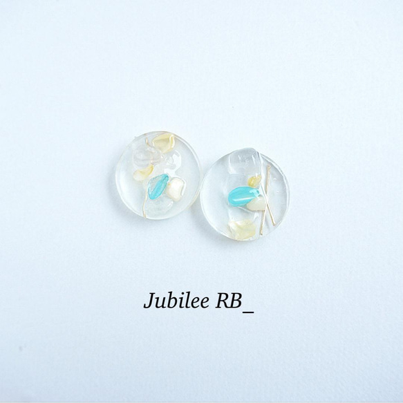《天然石 シェル》カラフルシェルの クリアラウンドピアス イヤリング ピアス（スタッド・一粒） atelier Jubilee 通販 ...