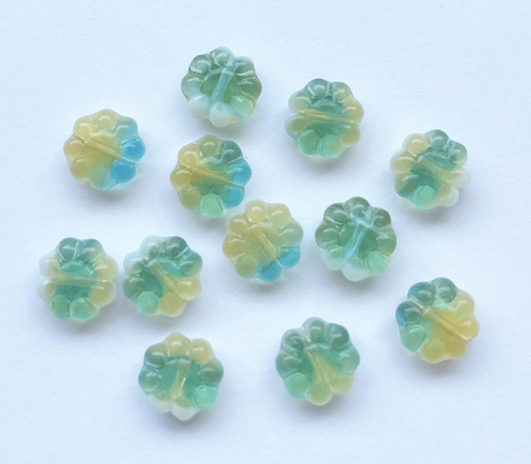 チェコビーズ フラワー12個 約9mm(写真2枚目) ビーズ Lotus 通販 13584448｜Creema(クリーマ)