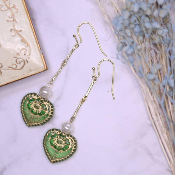 ☘️ チェコガラスのアンティーク調チェーンフックピアス ピアス（その他） sheep_in_peace 通販 13587109｜Creema ...