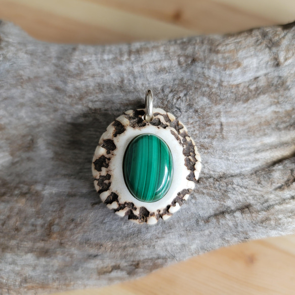 鹿の角 マラカイト ペンダントトップ ネックレス・ペンダント 鹿角工房〜イランカラプテ〜 通販 13592114｜Creema(クリーマ)