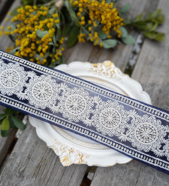 インド刺繍リボンno.145 (25cm・ネイビー・マリン風・白刺繍・オーガンジー・チロリアンテープ・ハンドメイド素材) リボン・テープ 藍彩 ...