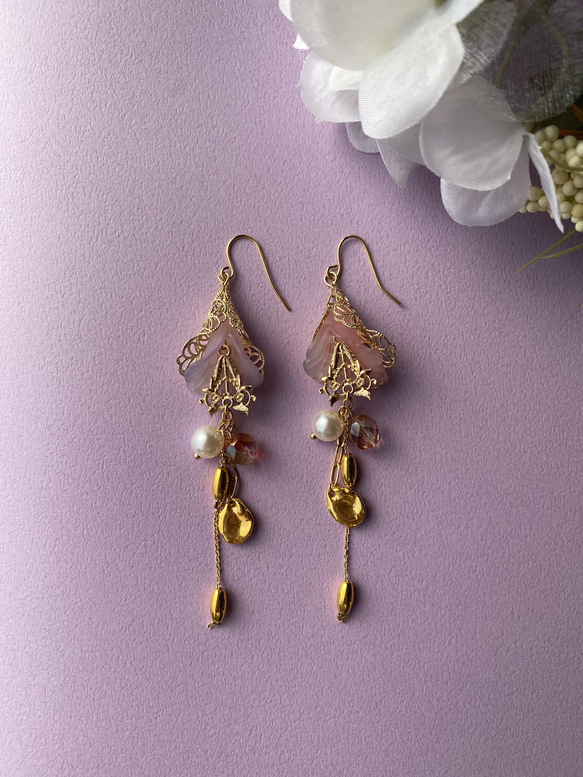 ★SALE★セール★2200円→1700円：ゴールドとパープルピンクの花びらで包んだゆらゆらピアス・イヤリング ピアス（フック・チェーン ...