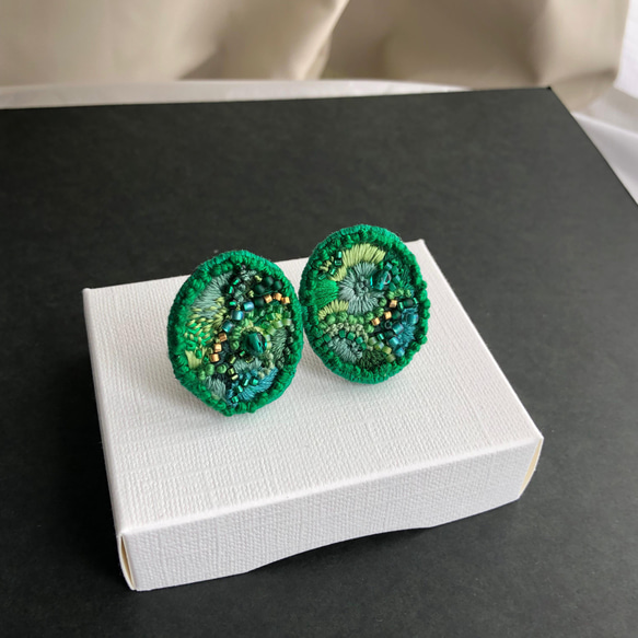 "green party !!"刺繍オーバル型イヤリング(蝶バネイヤリング) イヤリング・ノンホールピアス kanac. embroidery ...