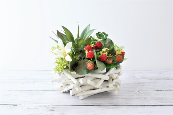 多肉植物とベリーのナチュラルなアレンジメント アートフラワー n-flowerbox 通販 13697406｜Creema(クリーマ)