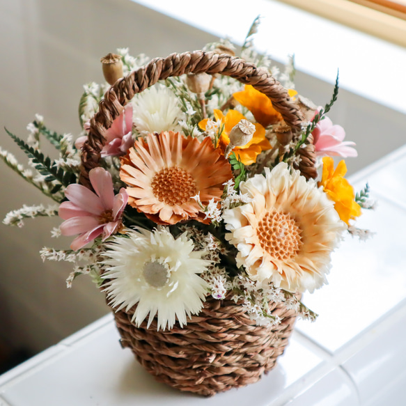 褪色しにくいドライフラワーのバスケットアレンジM フラワーギフト プレゼント ギフト ドライフラワー shopAdaw（ショップアドゥ） 通販 ...
