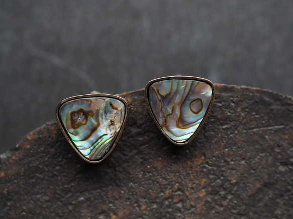 abalone shell brass pierce (hakuchuumu) ピアス（スタッド・一粒） Luciente 通販｜Creema(クリーマ) 13955603