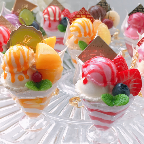 ラスト販売♡とろけるアイス ベリーたっぷりパフェキーホルダー ラスト販売♡とろけるアイス ベリーたっぷりパフェキーホルダー