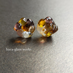 ガラスのつぶつぶアクセサリー キャメル&プラ厶ミックス アレルギー対応ピアス ピアス（スタッド・一粒） hara-glass 通販 ...