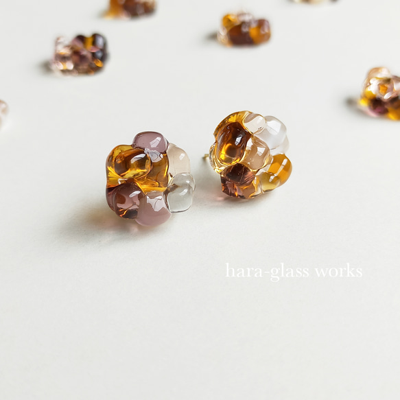 ガラスのつぶつぶアクセサリー キャメル&プラ厶ミックス アレルギー対応ピアス ピアス（スタッド・一粒） hara-glass 通販 ...