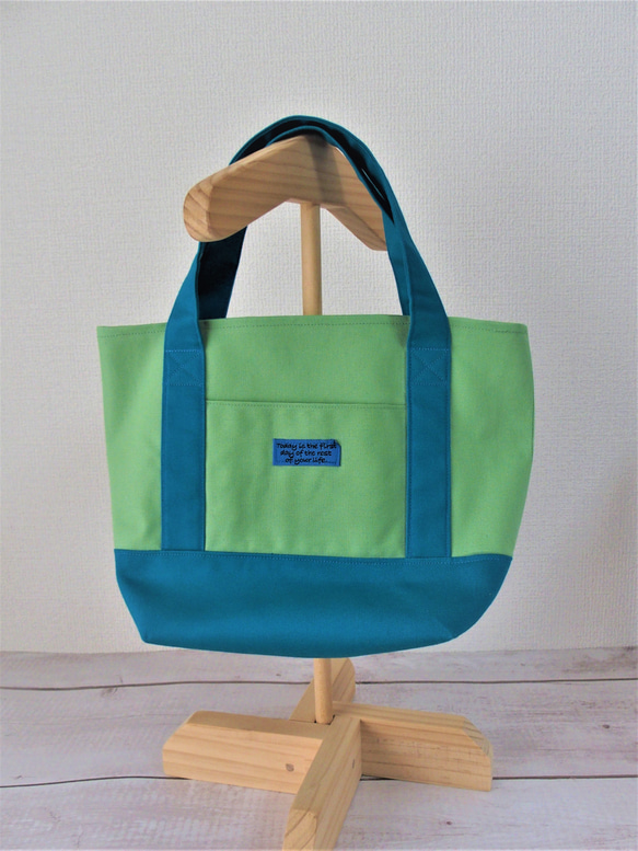 お散歩トートバッグ・アップルグリーン×ターコイズ お散歩 小さめ お買い物 サブバッグ 犬柄 犬好き お弁当入れ トートバッグ 糸子 通販 ...