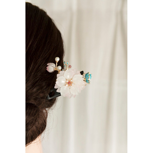 花枝に蝶 木製かんざし 檀木 簪 ヘアアクセサリー 和装髪飾り 花枝に蝶 木製かんざし 檀木 簪 ヘアアクセサリー 和装髪飾り