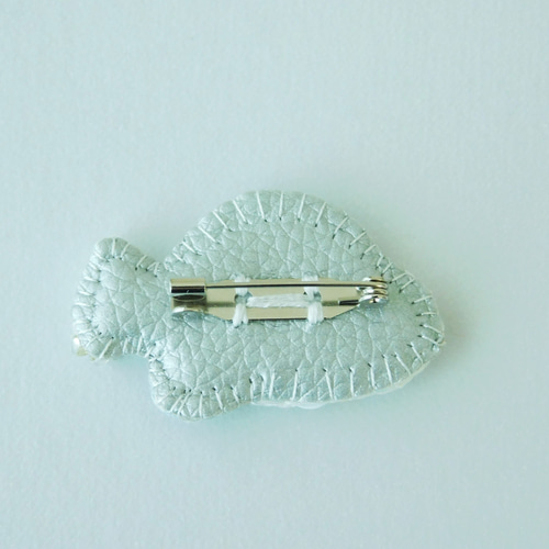 キラキラ鱗の白いお魚 刺繍ブローチ 【受注製作】 ブローチ 手 キラキラ鱗の白いお魚 刺繍ブローチ 【受注製作】 ブローチ 手