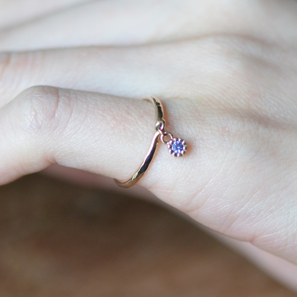 タンザナイトの揺れるリング｜誕生石でオーダー可能｜K10YG #7｜SNR-018TAN 指輪・リング kazoku jewellery 通販 14392457｜Creema(クリーマ)