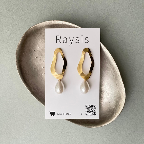 Raysis Tokyo 波型楕円ゴールド×しずく型パールチャームの上品ピアス 秋冬新作2022 ピアス（スタッド・一粒） Raysis ...
